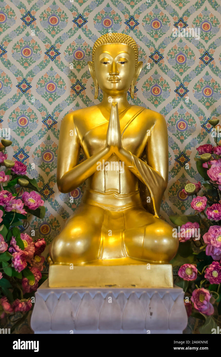 BANGKOK, THAILAND - DECEMBER 22, 2018: Beautiful seated golden statue ...