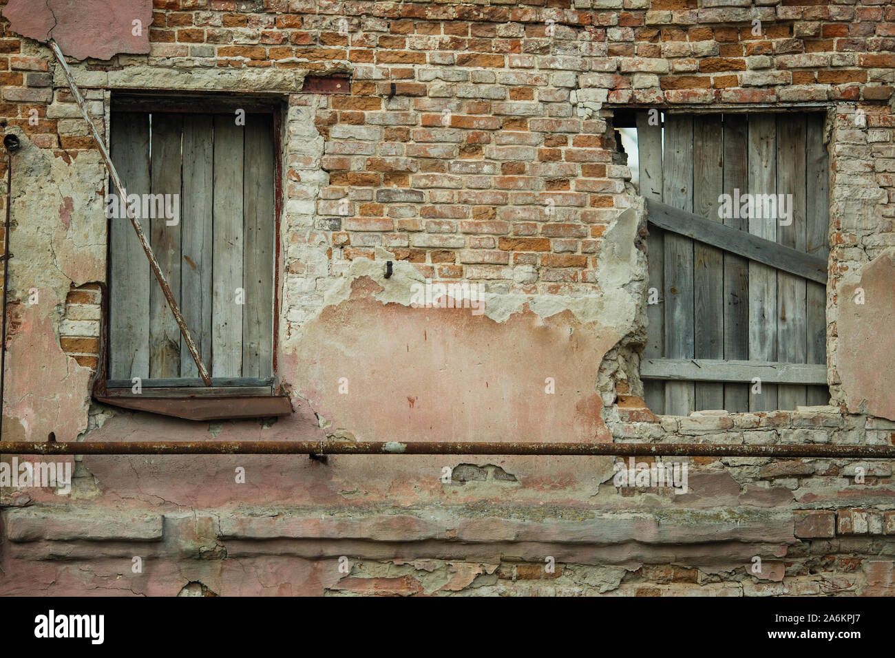 Broken windows abandoned old manor hi-res stock photography and images - Alamy