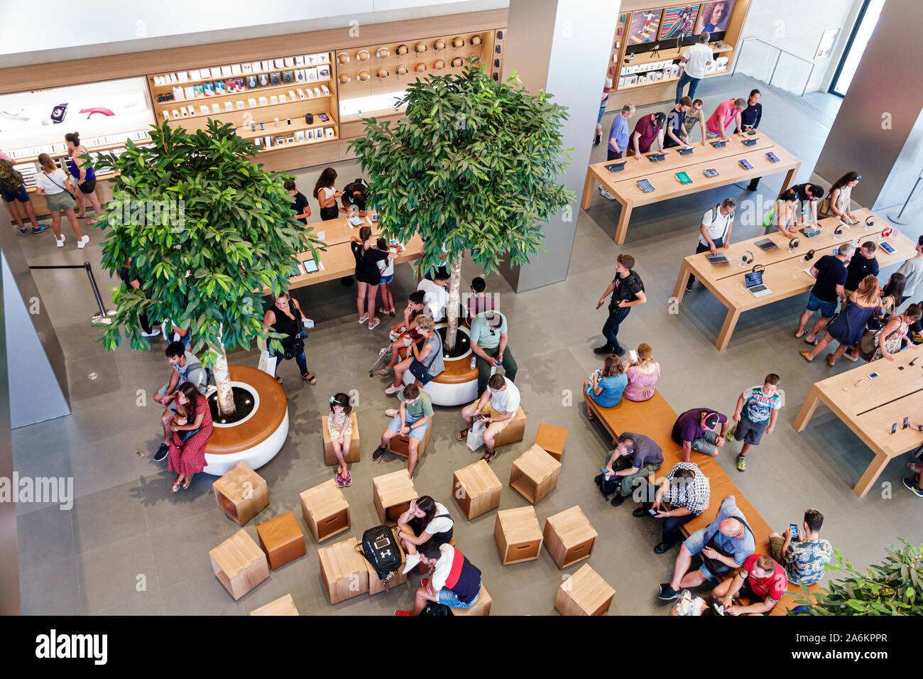 Apple store in barcelona plaza hi-res stock photography and images - Alamy