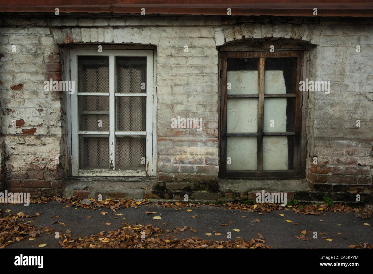 Ground floor windows hi-res stock photography and images - Alamy
