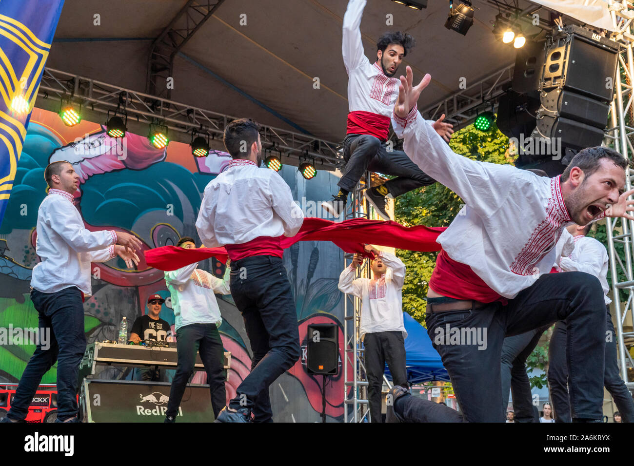 Break dancers on a street hi-res stock photography and images - Alamy