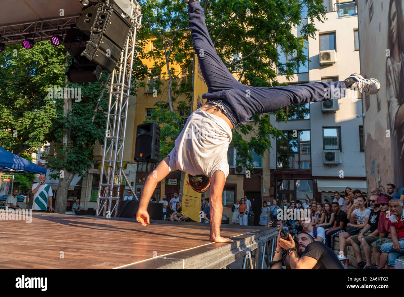 Group breakdancers on stage hi-res stock photography and images - Alamy