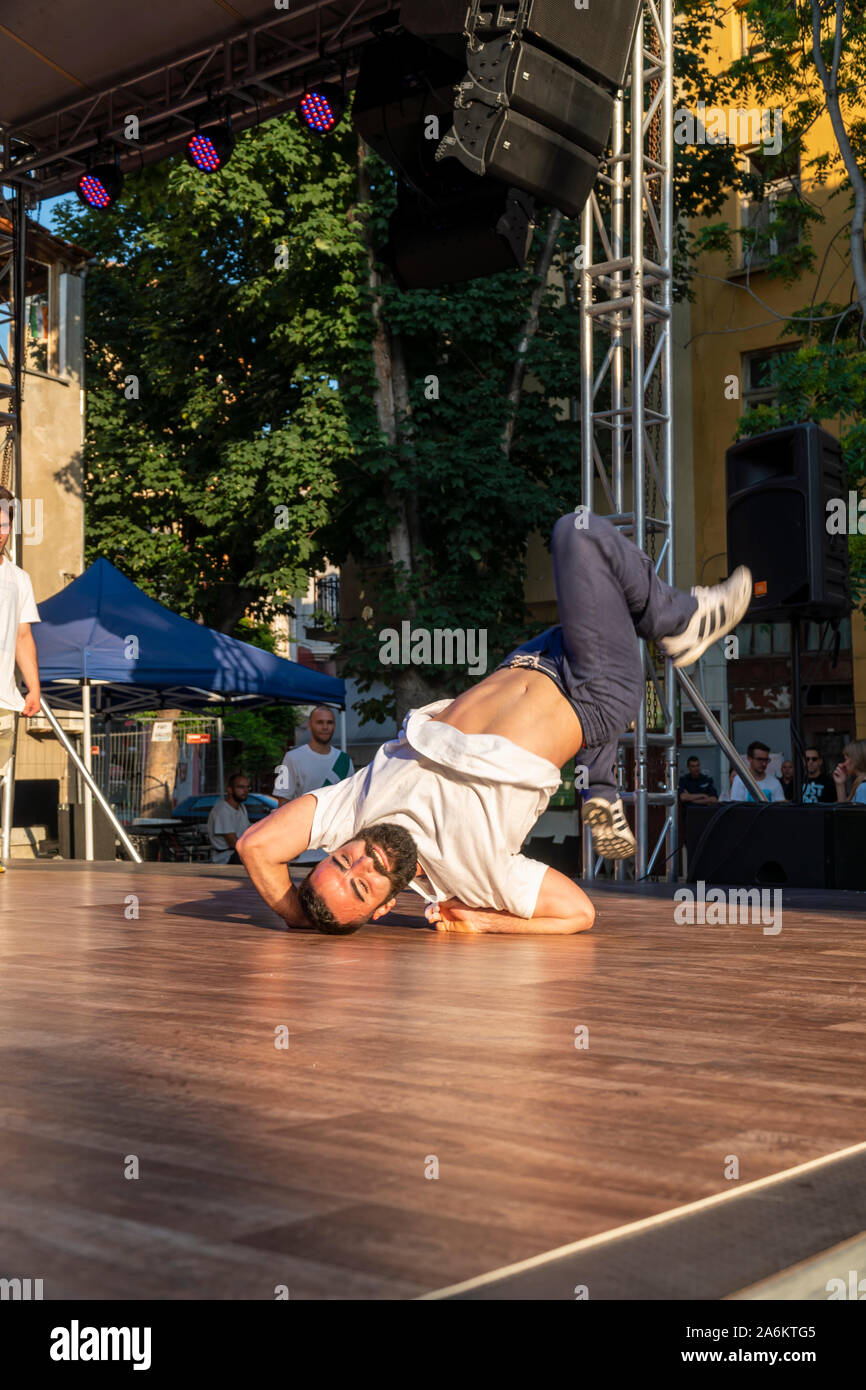 Group breakdancers on stage hi-res stock photography and images - Alamy