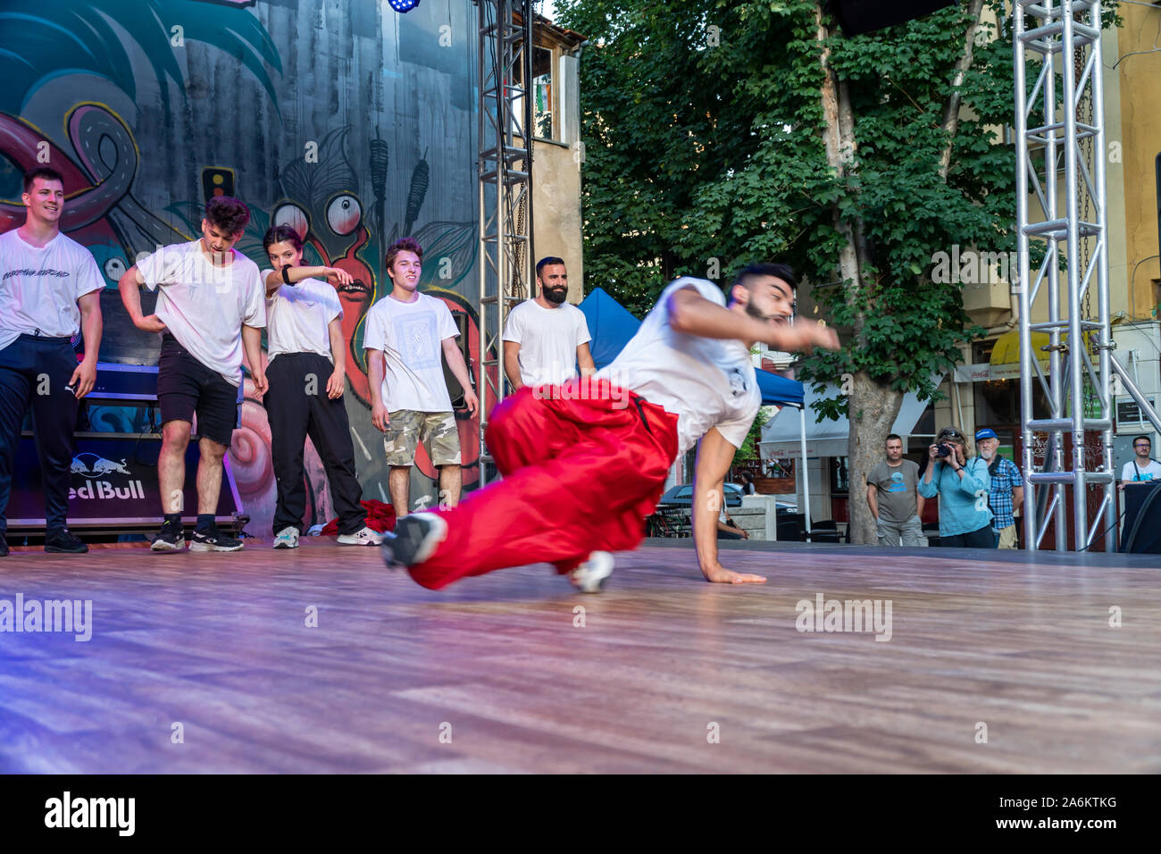 Group breakdancers on stage hi-res stock photography and images - Alamy