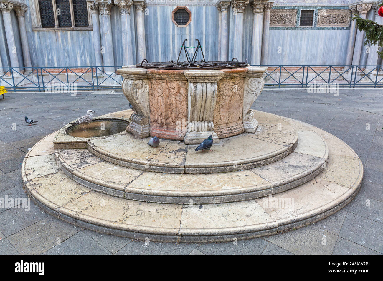 Marble Water Well at Square in Venice Italy Stock Photo - Alamy