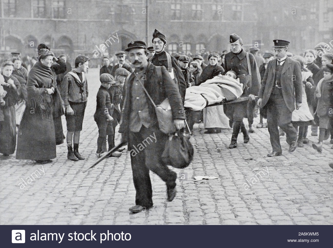 Wounded soldier in wwi hi-res stock photography and images - Alamy