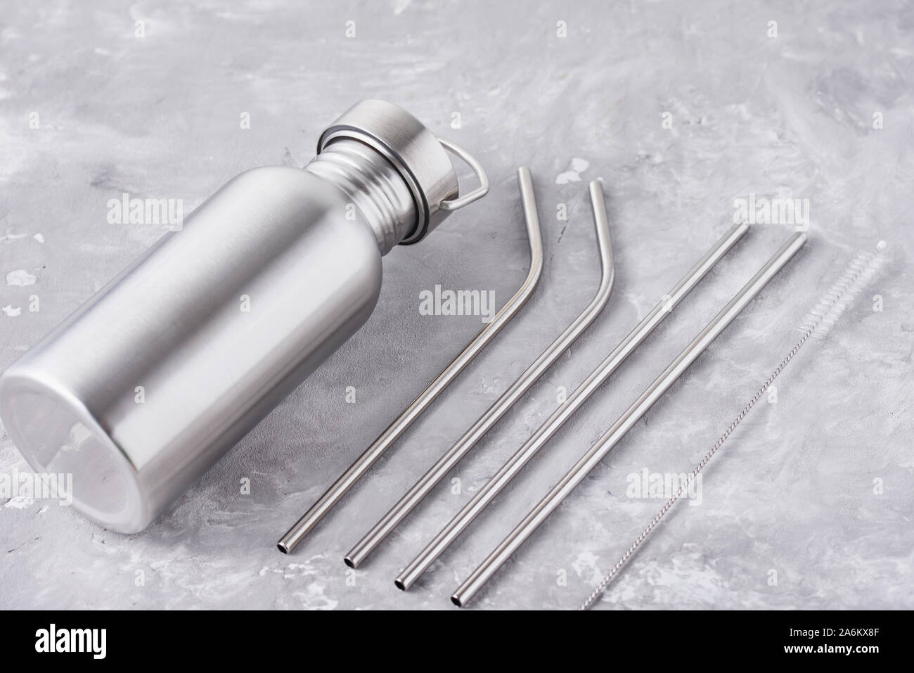 Reusable plastic free items on gray background. Top view of aluminun ...