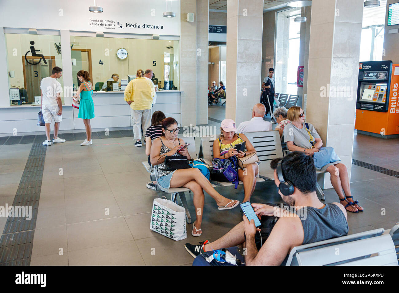 Train station seating hi-res stock photography and images - Alamy