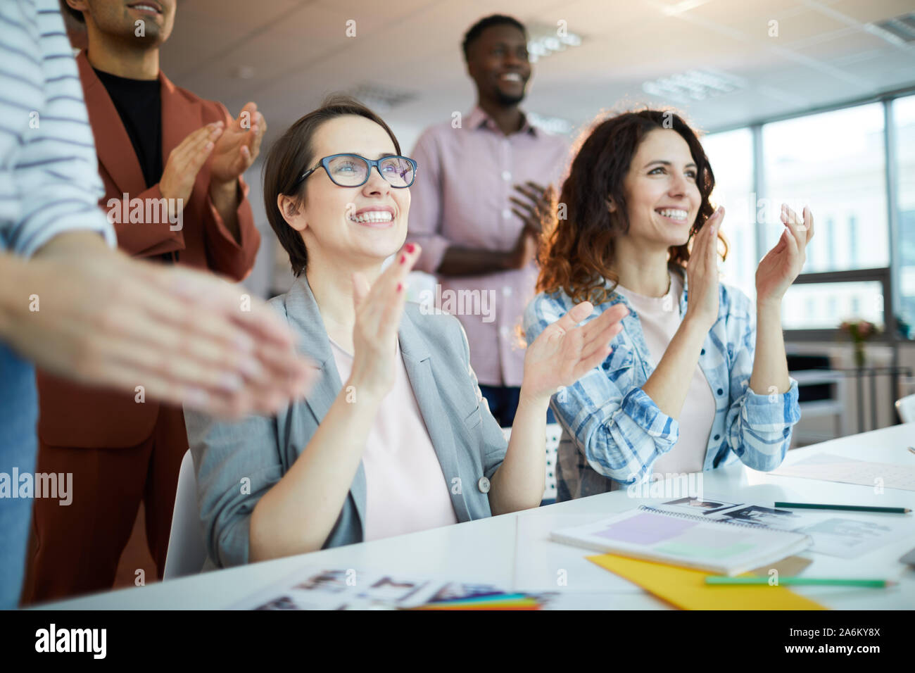 Team clapping hi-res stock photography and images - Alamy