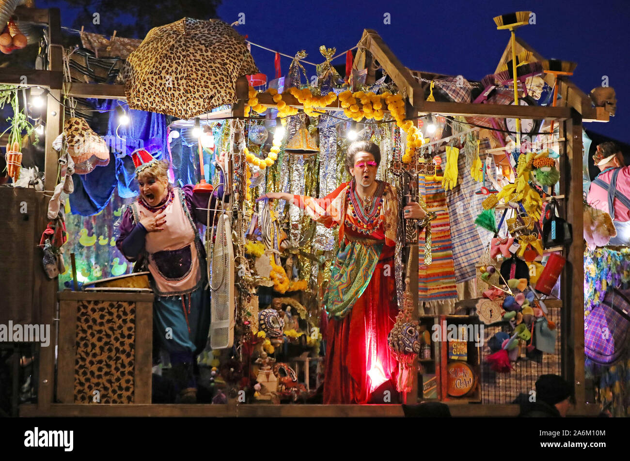 Parade float making hi-res stock photography and images - Alamy