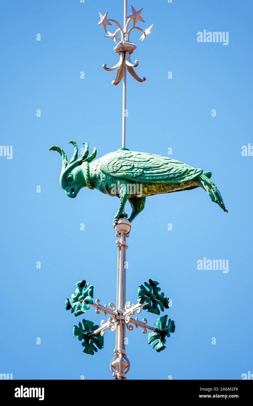 Green parrot weathervane hi-res stock photography and images - Alamy