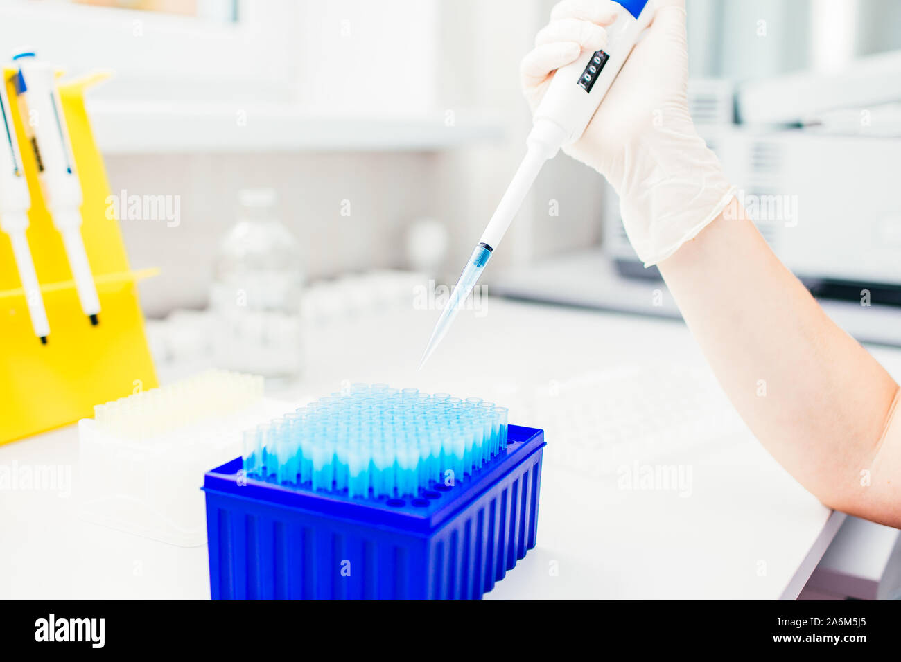 Science lab beaker filling hi-res stock photography and images - Alamy