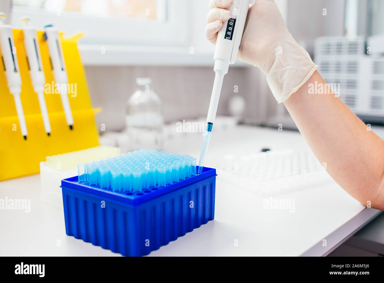 Science lab beaker filling hi-res stock photography and images - Alamy