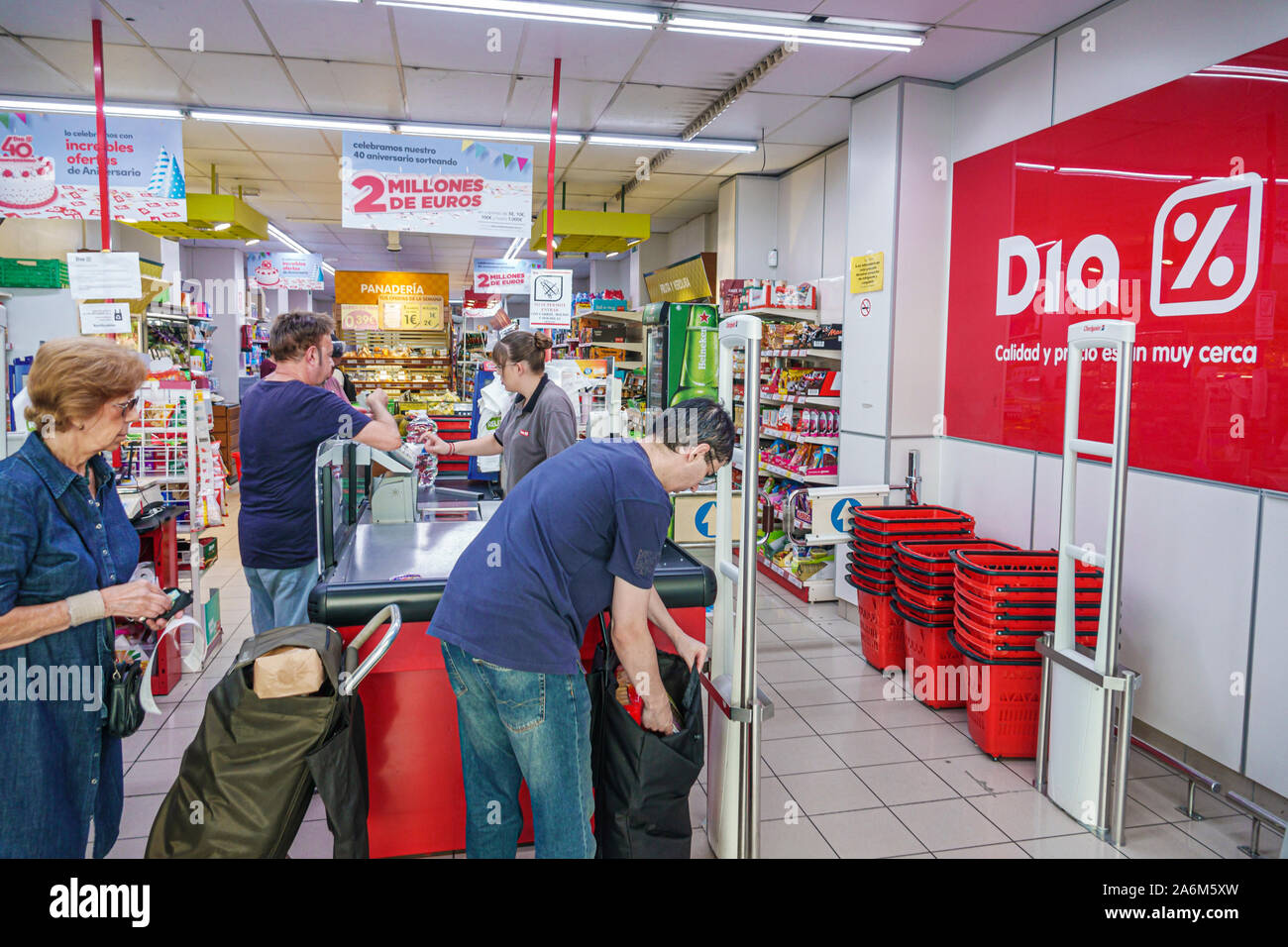 Cashier bagging groceries hi-res stock photography and images - Alamy