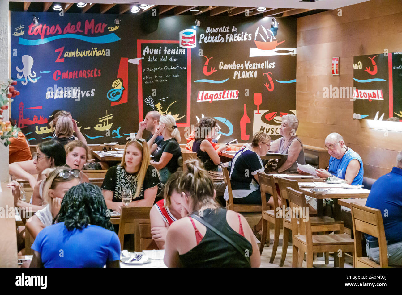 Tables crowded busy restaurants food dining interior inside hi-res ...