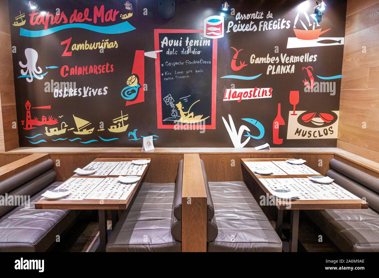 Empty restaurant booth hi-res stock photography and images - Alamy