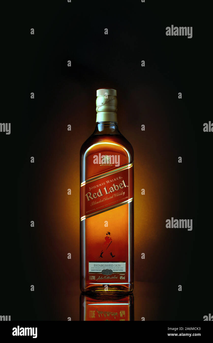 Whisky red label bottle glass hi-res stock photography and images - Alamy