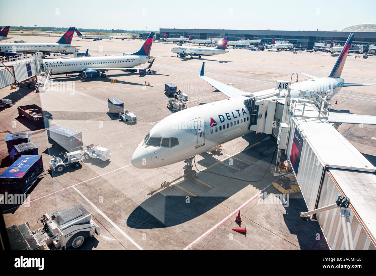 United airlines ramp service hi-res stock photography and images - Alamy