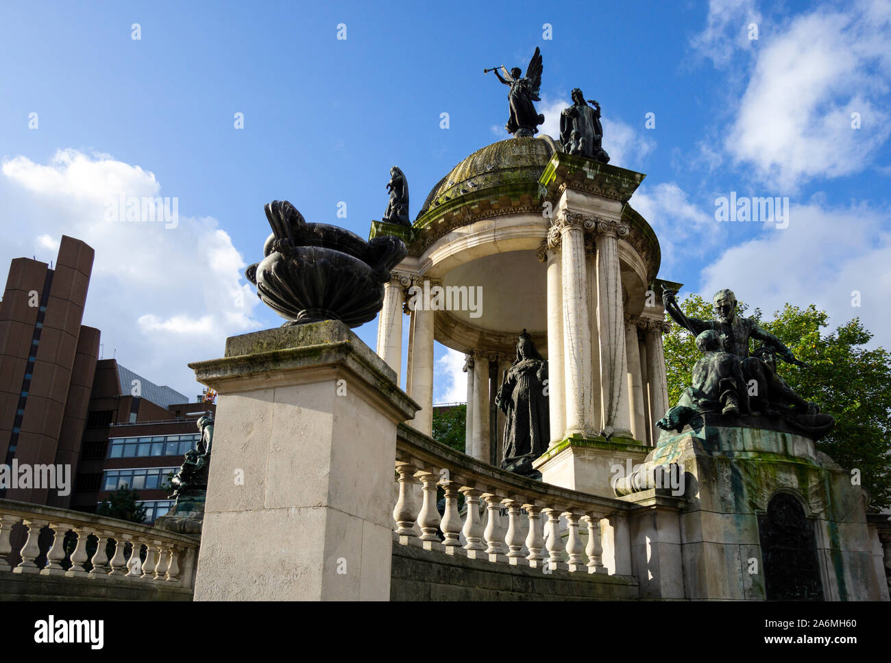 Queen Victoria Monument in Liverpool Stock Photo - Alamy