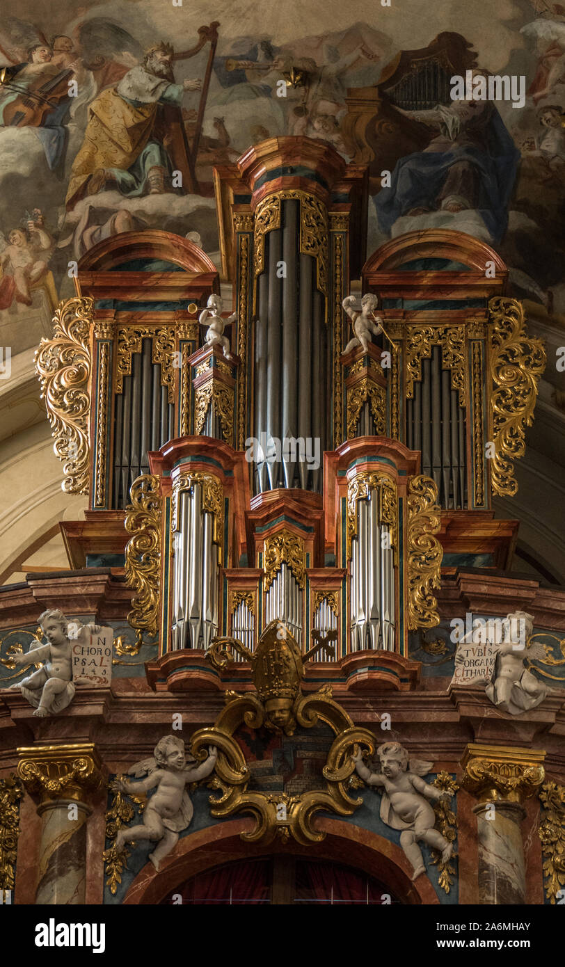Organ instrument cathedral hi-res stock photography and images - Alamy