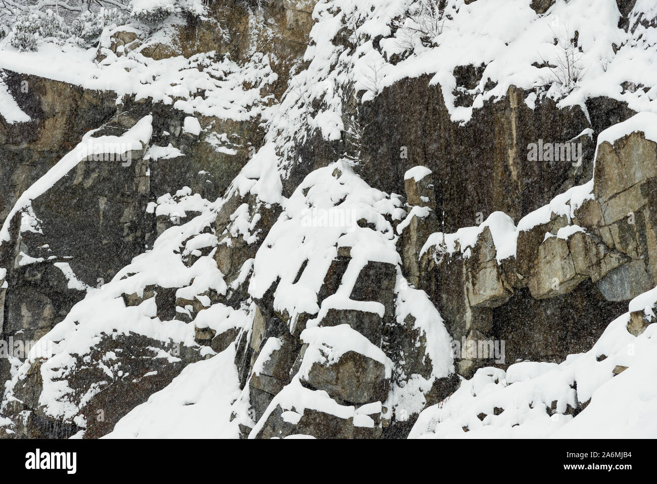 Snowy rocks hi-res stock photography and images - Alamy