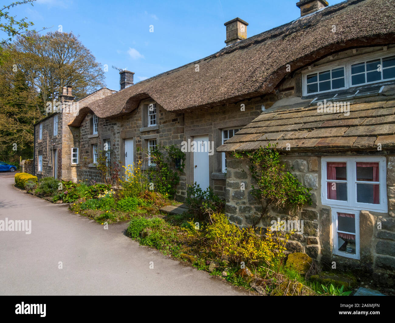Thatched cottages hi-res stock photography and images - Alamy