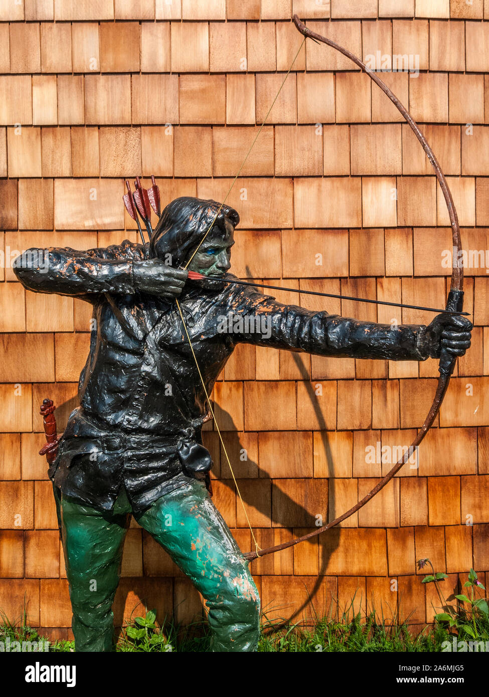 Robin Hood with bow and arrows, statue, Major Oak Visitor Centre ...
