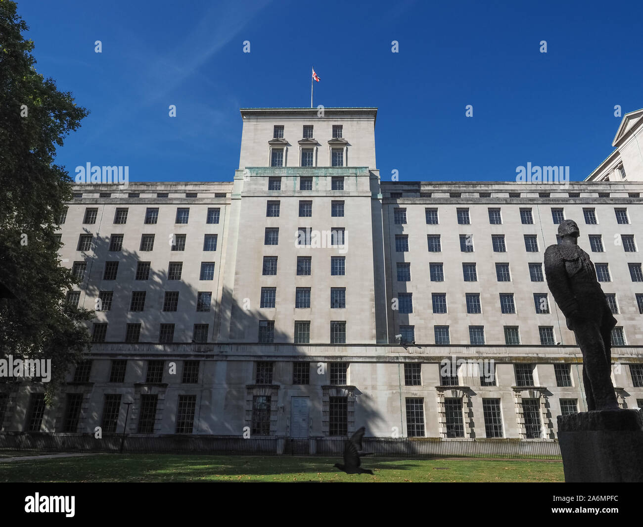 Ministry of defence main building hi-res stock photography and images ...