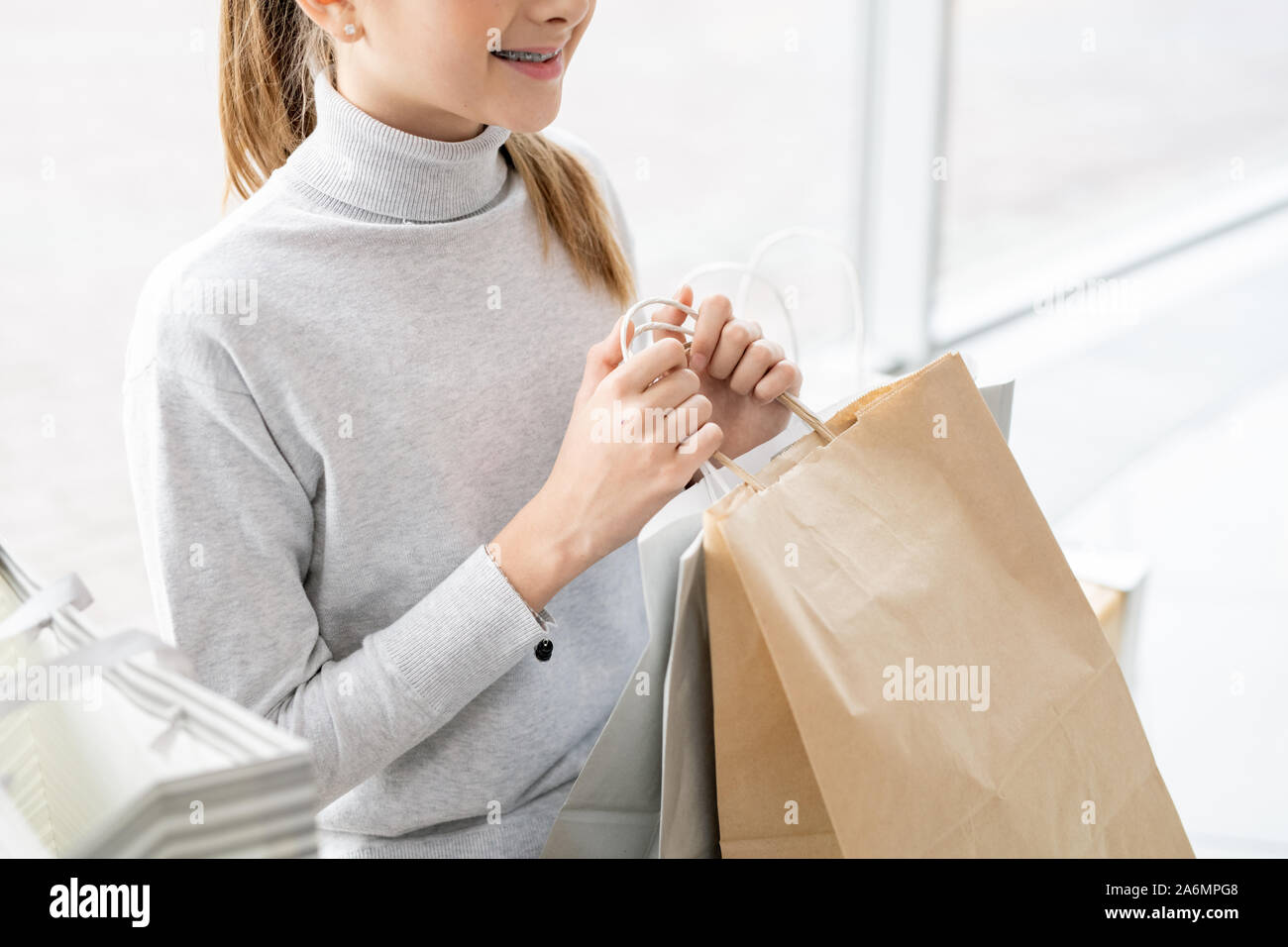 Girls holding shopping bag hi-res stock photography and images - Alamy