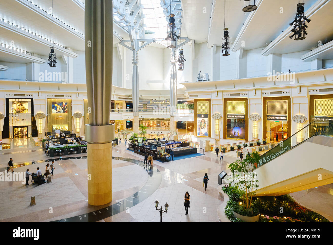Taipei 101 Mall inside Taipei 101 Stock Photo - Alamy