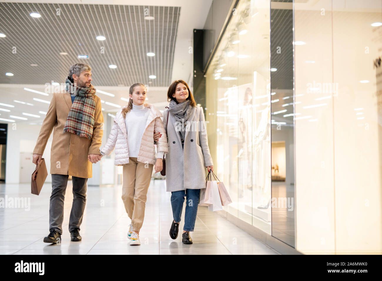 Shopping mall walking hi-res stock photography and images - Alamy