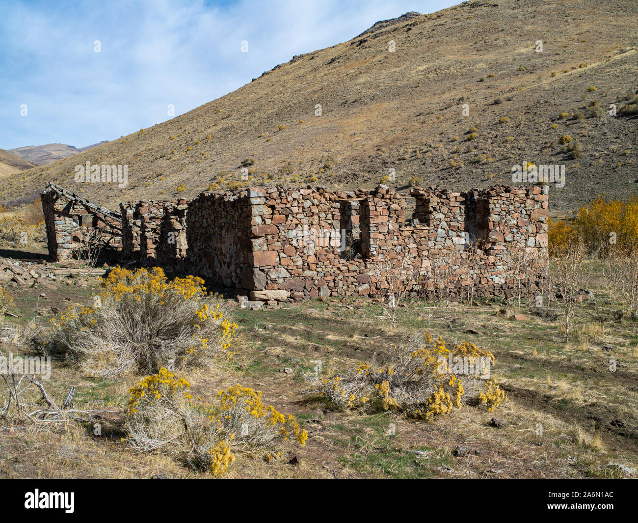 Old ruins of building in desert hi-res stock photography and images - Alamy