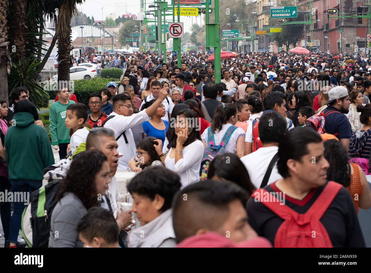Mexico City, Mexico. 27th Oct, 2019. Crowds of people arrive to watch ...
