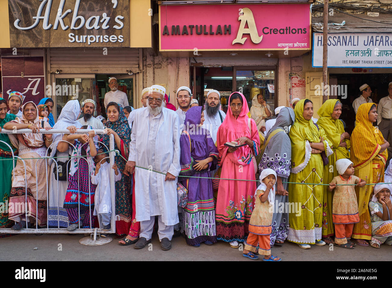 Bohra Muslims - men, women and children - in Bhendi Bazar, Mumbai ...