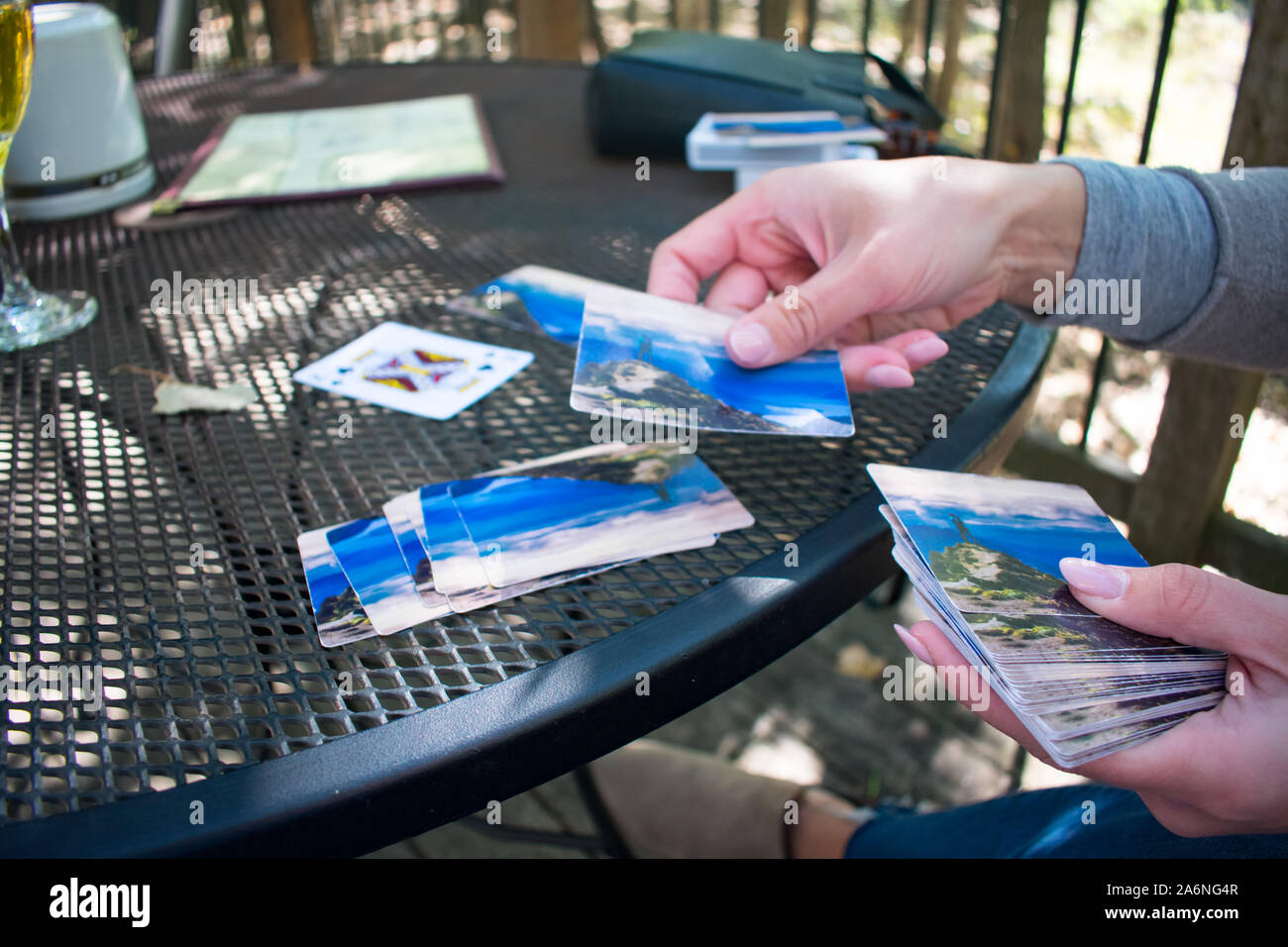 Dealing cards hi-res stock photography and images - Alamy