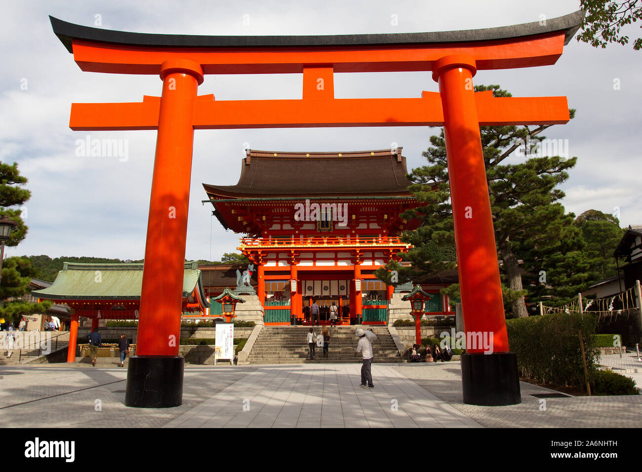 The Romon Gate leading to the Two-Storeyed Gate at Fushimi Inari Taisha ...