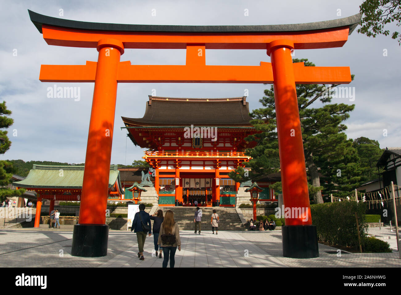 The Romon Gate leading to the Two-Storeyed Gate at Fushimi Inari Taisha ...