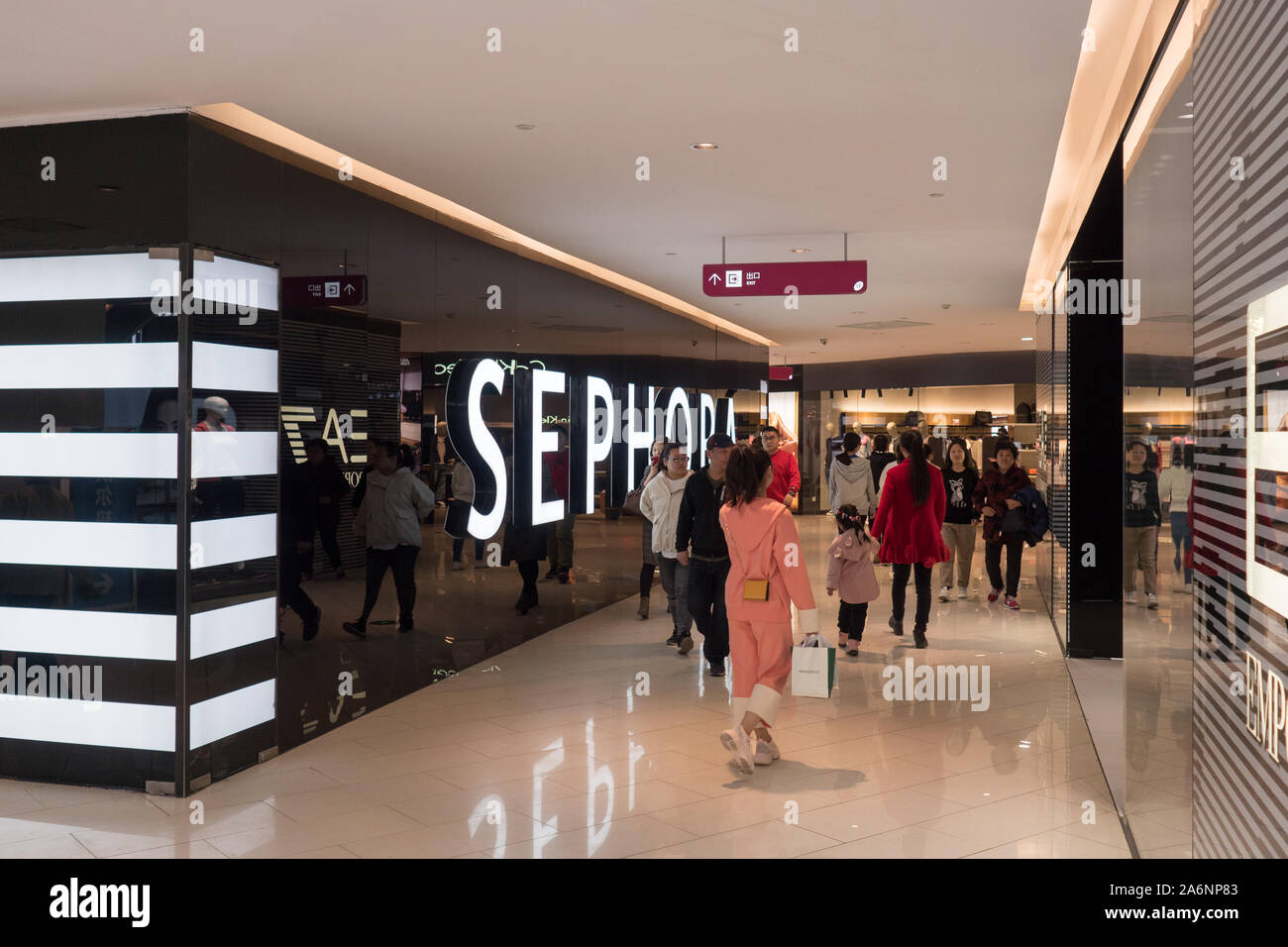Sephora store interior hi-res stock photography and images - Alamy
