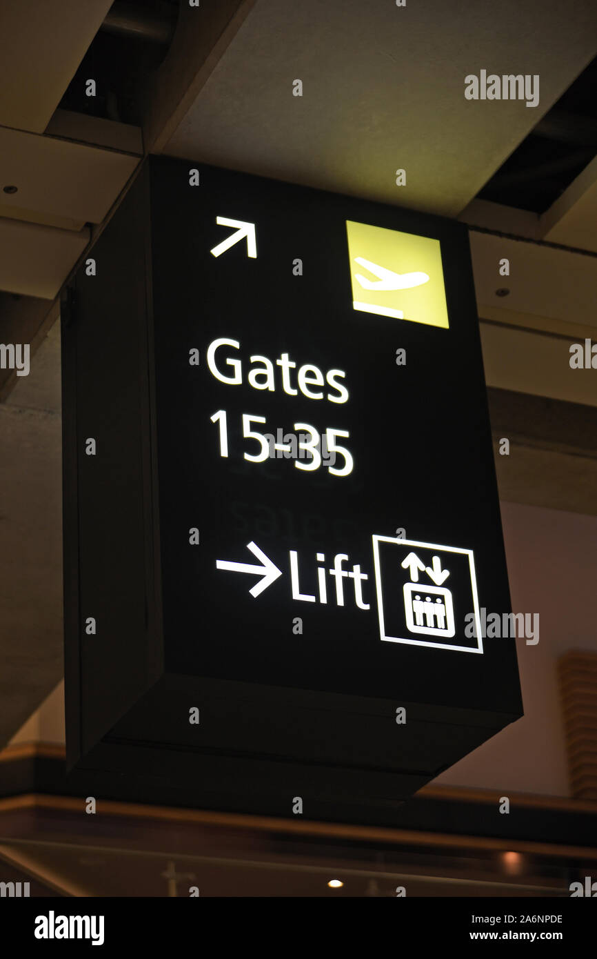Airport signage hi-res stock photography and images - Alamy