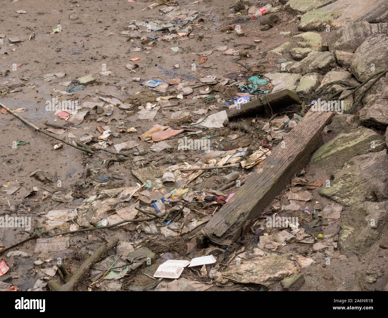 Rubbish washed ashore hi-res stock photography and images - Alamy