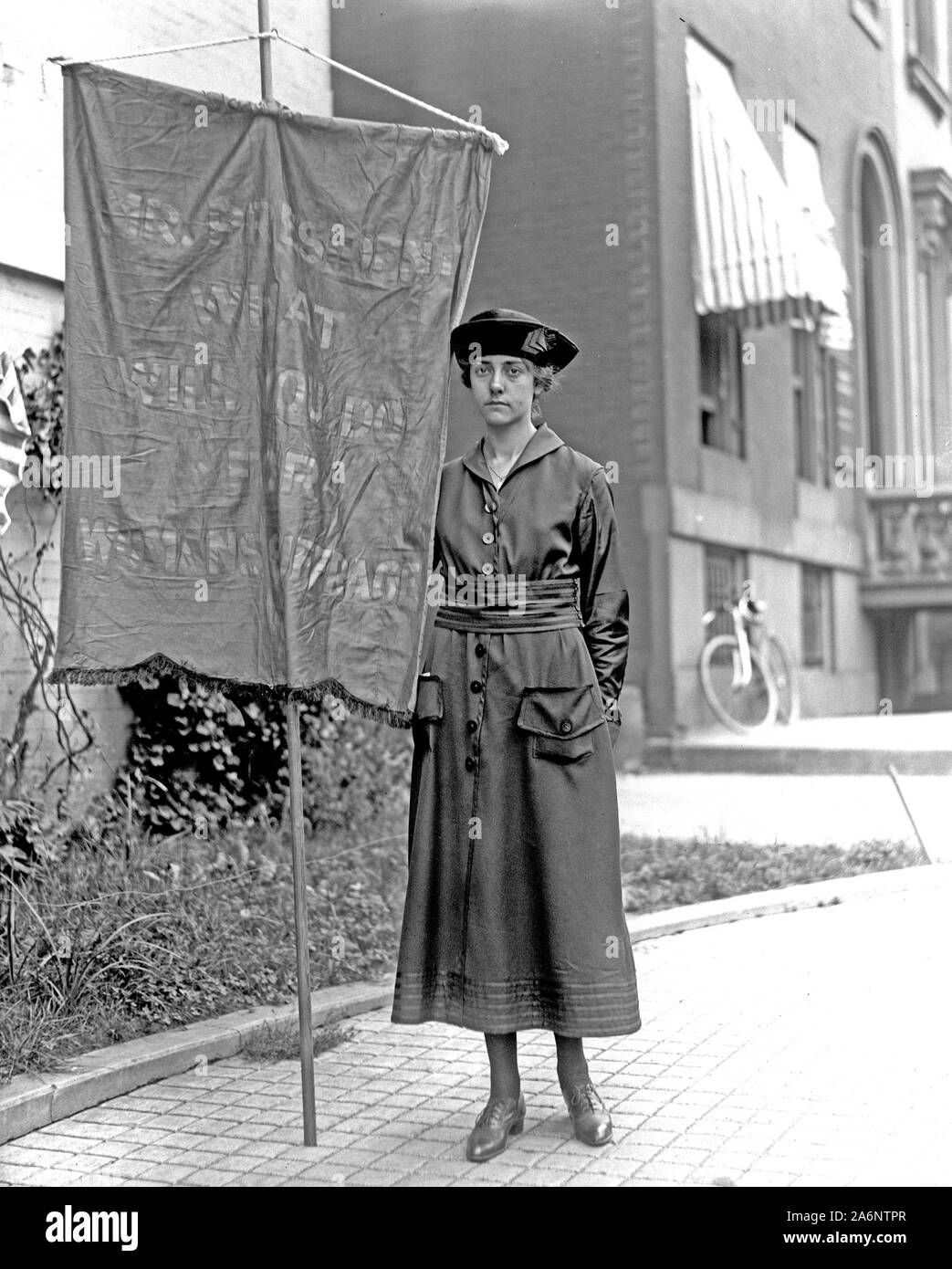 Woman Suffrage Movement - Suffragettes with banners in Washington D.C ...