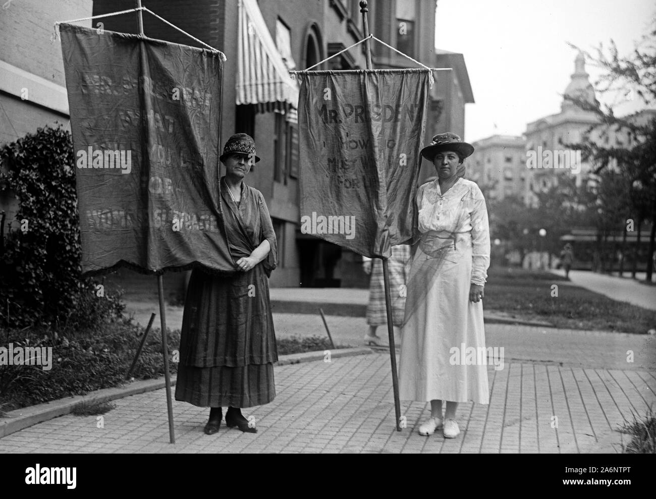 1918 women suffragettes hi-res stock photography and images - Alamy