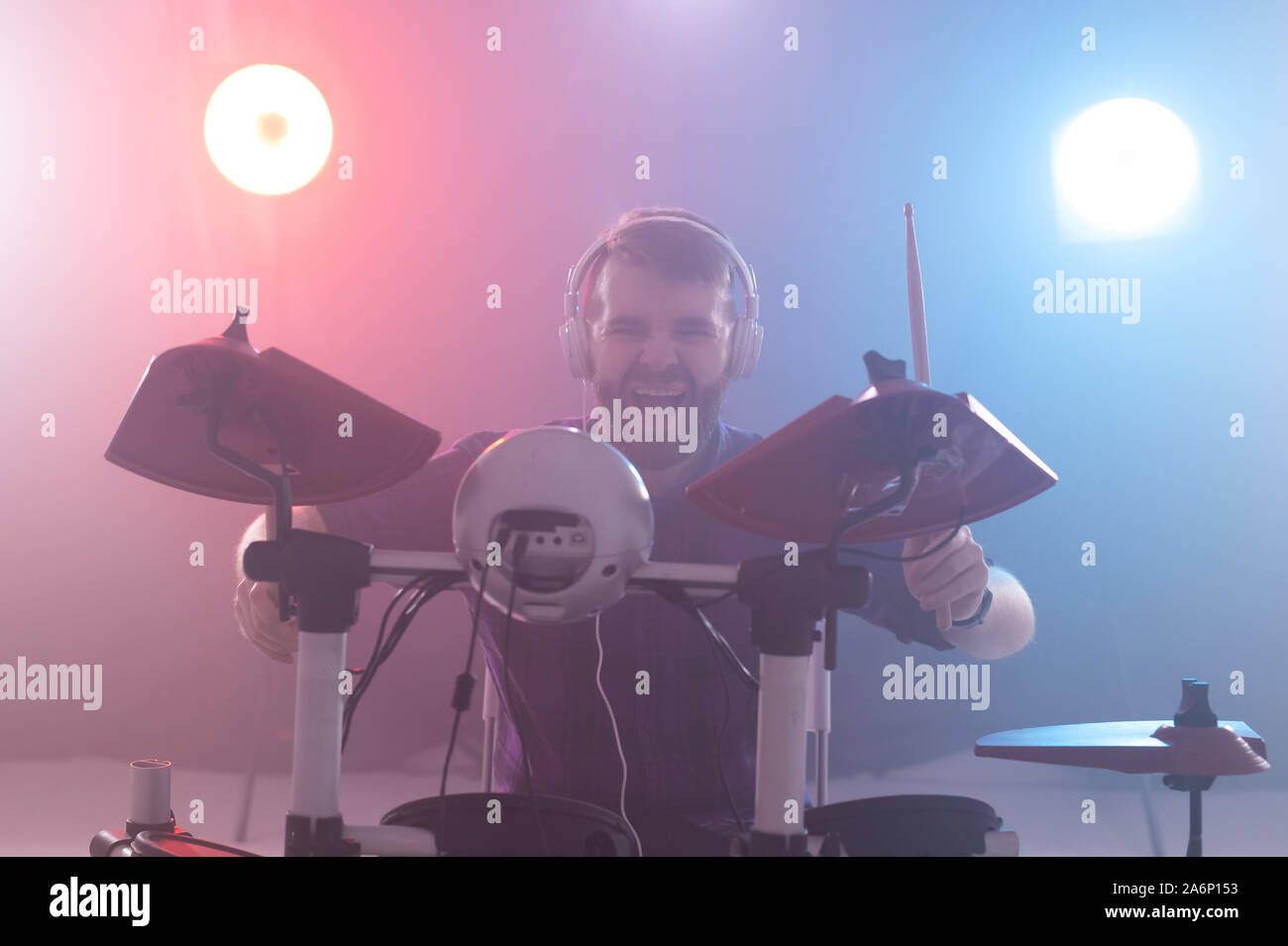 Musician playing drumkit hi-res stock photography and images - Alamy