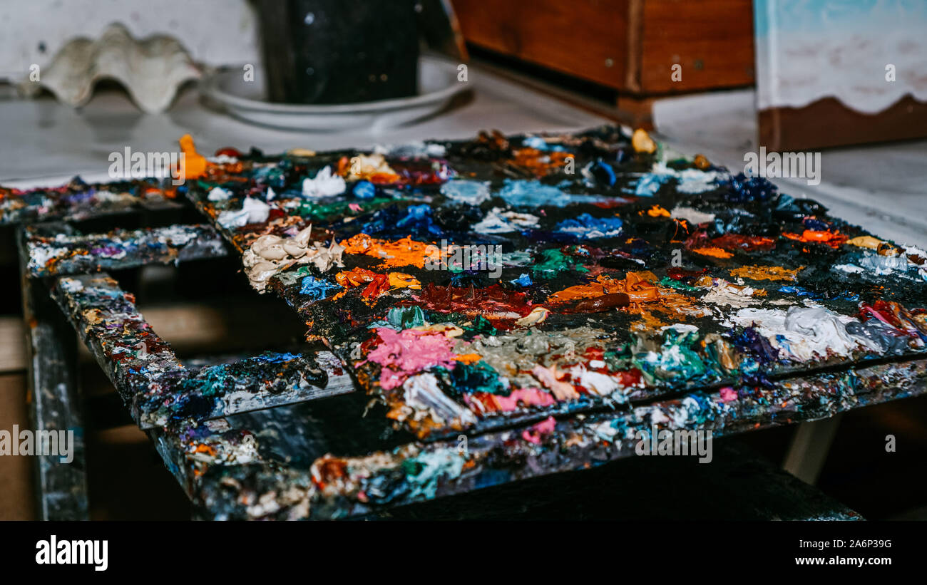 Multi colored oil paint hi-res stock photography and images - Alamy