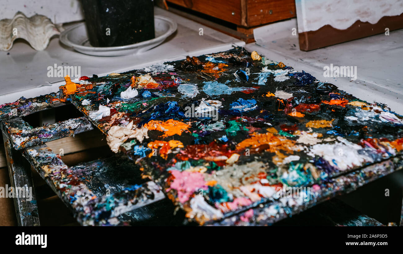 Multi colored oil paint hi-res stock photography and images - Alamy