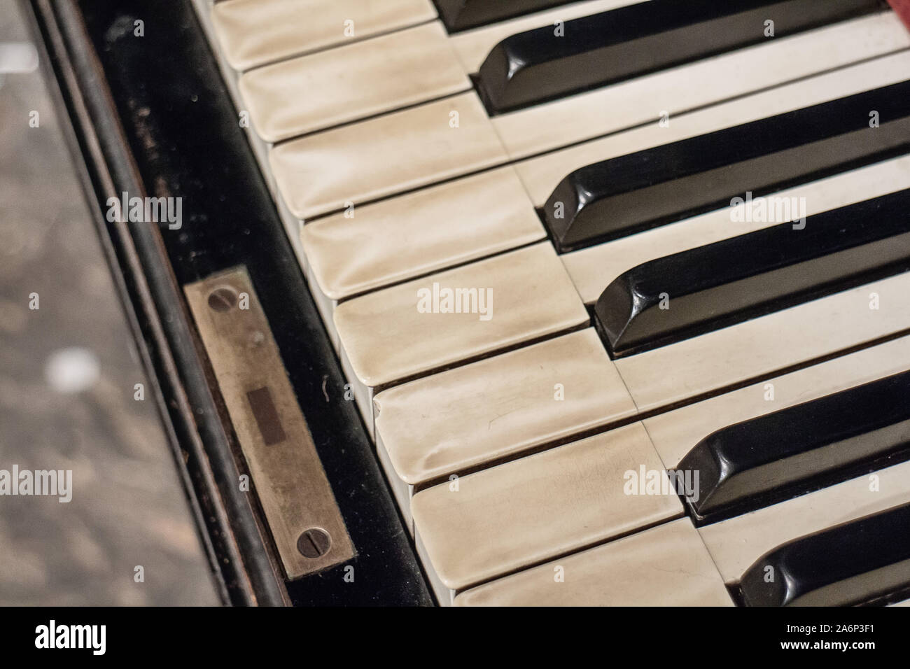 Old ivory piano keys hi-res stock photography and images - Alamy