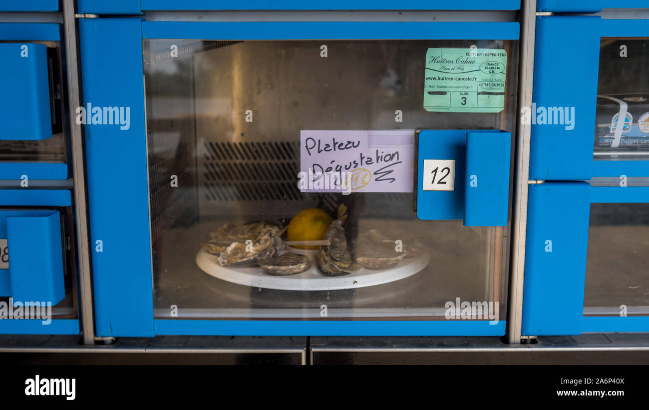 Automatic distributor hi-res stock photography and images - Alamy