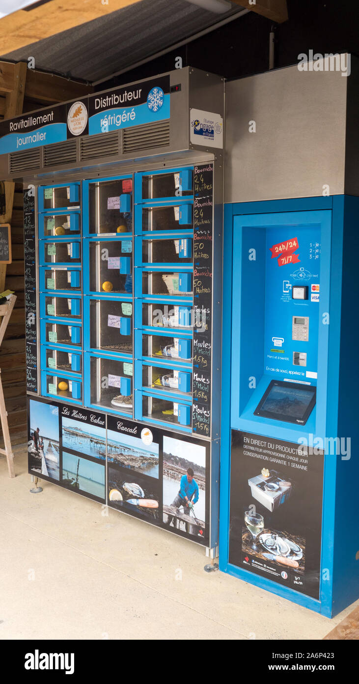 Automatic distributor hi-res stock photography and images - Alamy