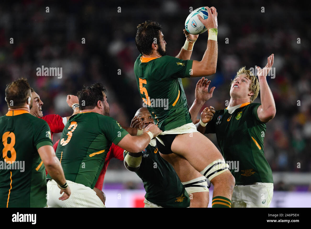 South Africa's Lood de Jager claims the restart during the 2019 Rugby ...