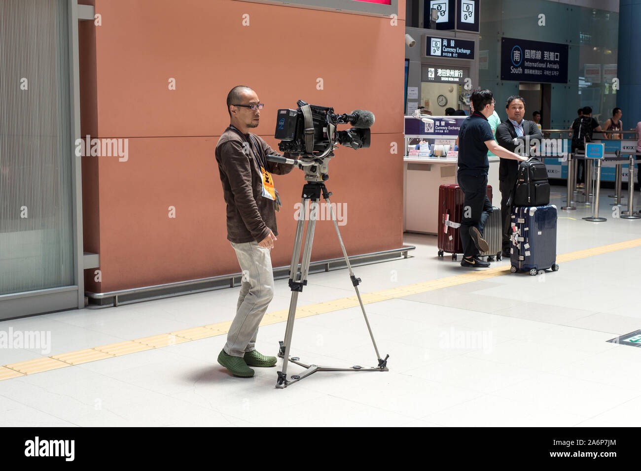 Japanese cameraman hi-res stock photography and images - Alamy